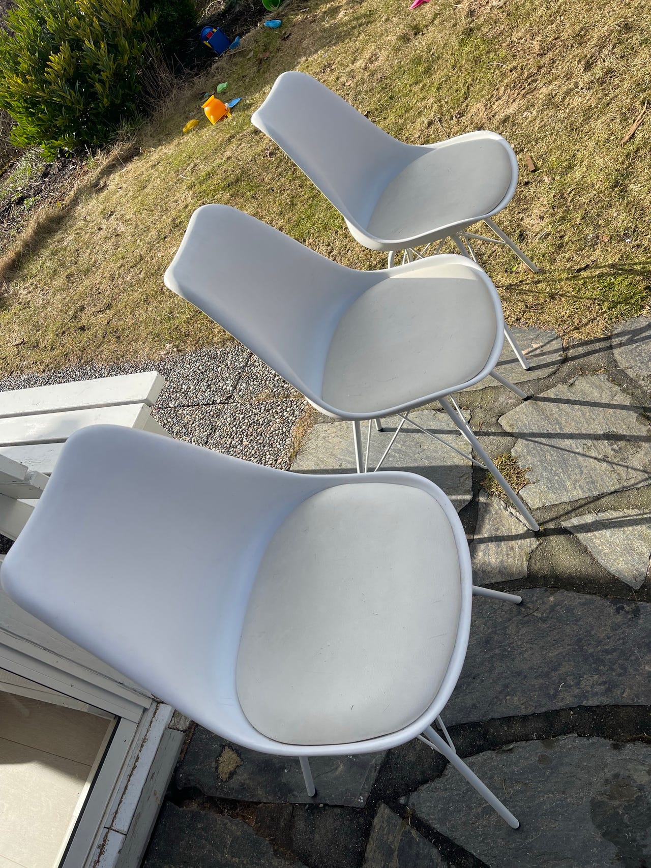 6 Jysk hvit stol plast med polstret sete | FINN-torget