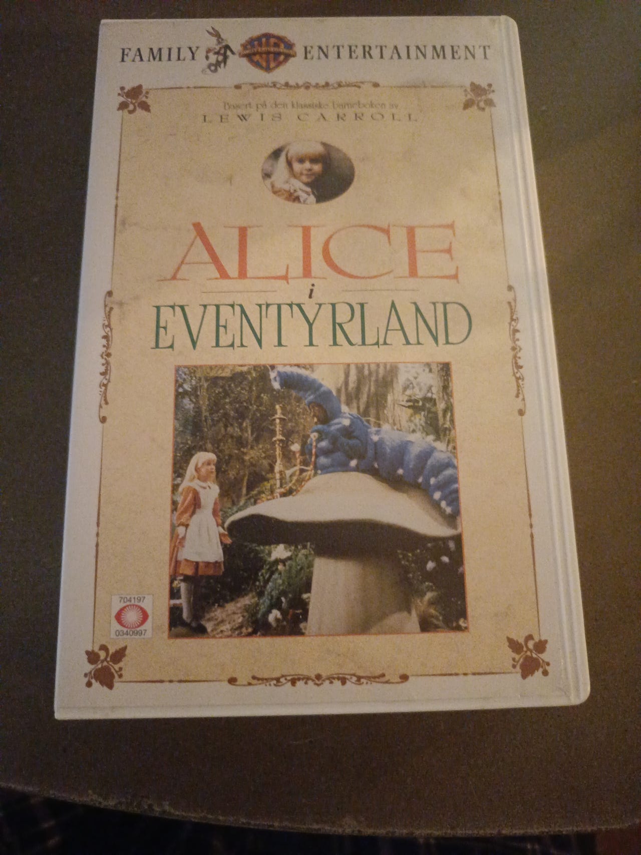 Skrotfot: Alice i Eventyrland VHS | FINN-torget