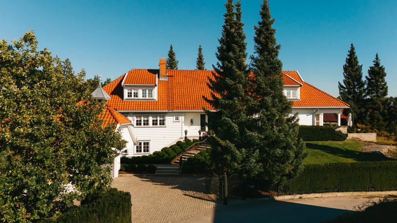Stor klassisk villa øverst på Eketoppen | Elegant og vesentlig påkostet ...