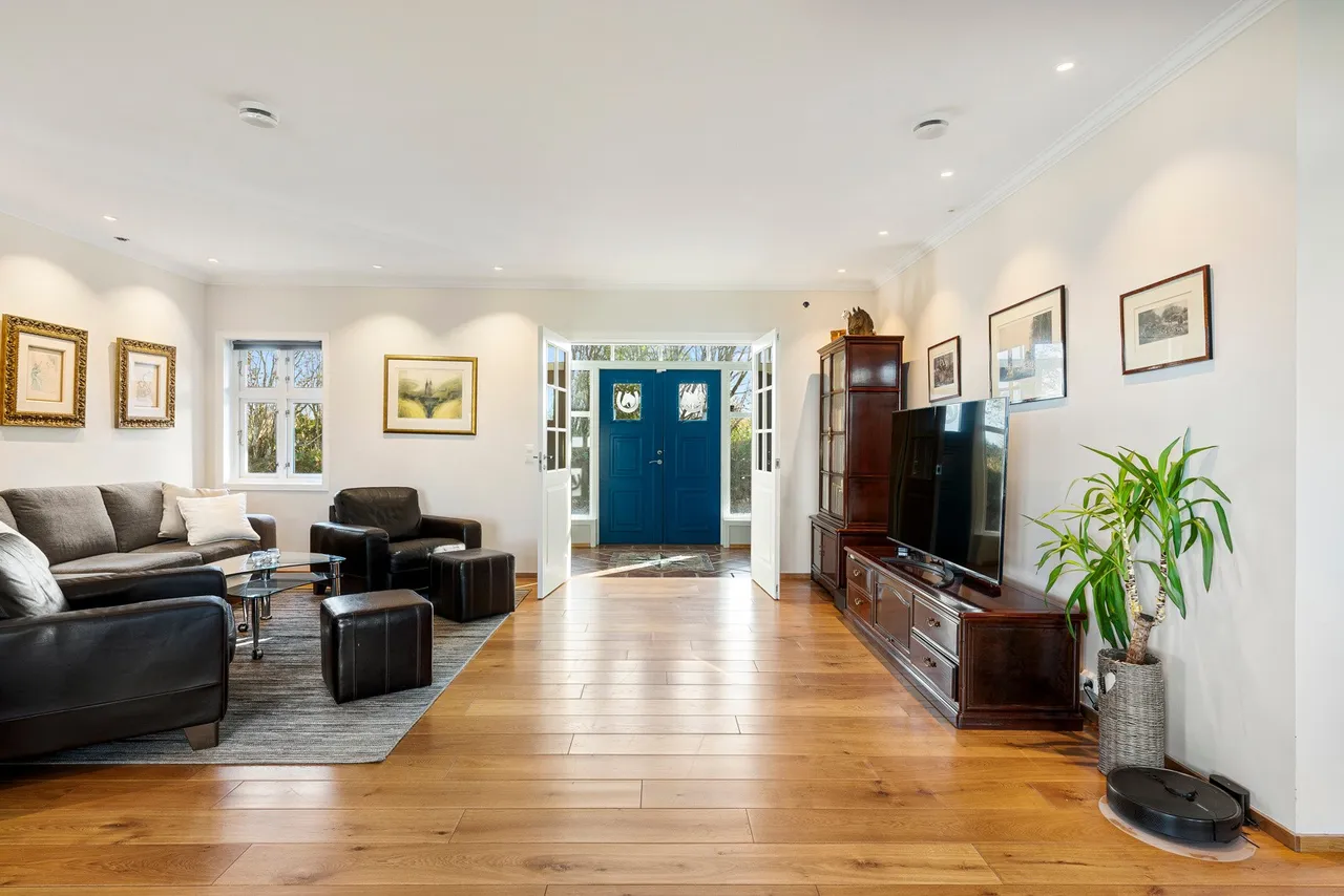 En praktfull eiendom på Hafrsfjord. Enebolig, anneks, staller, ridehall ...