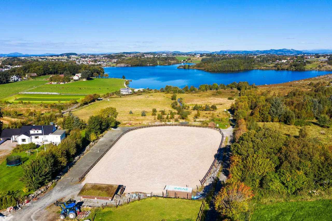 En praktfull eiendom på Hafrsfjord. Enebolig, anneks, staller, ridehall ...
