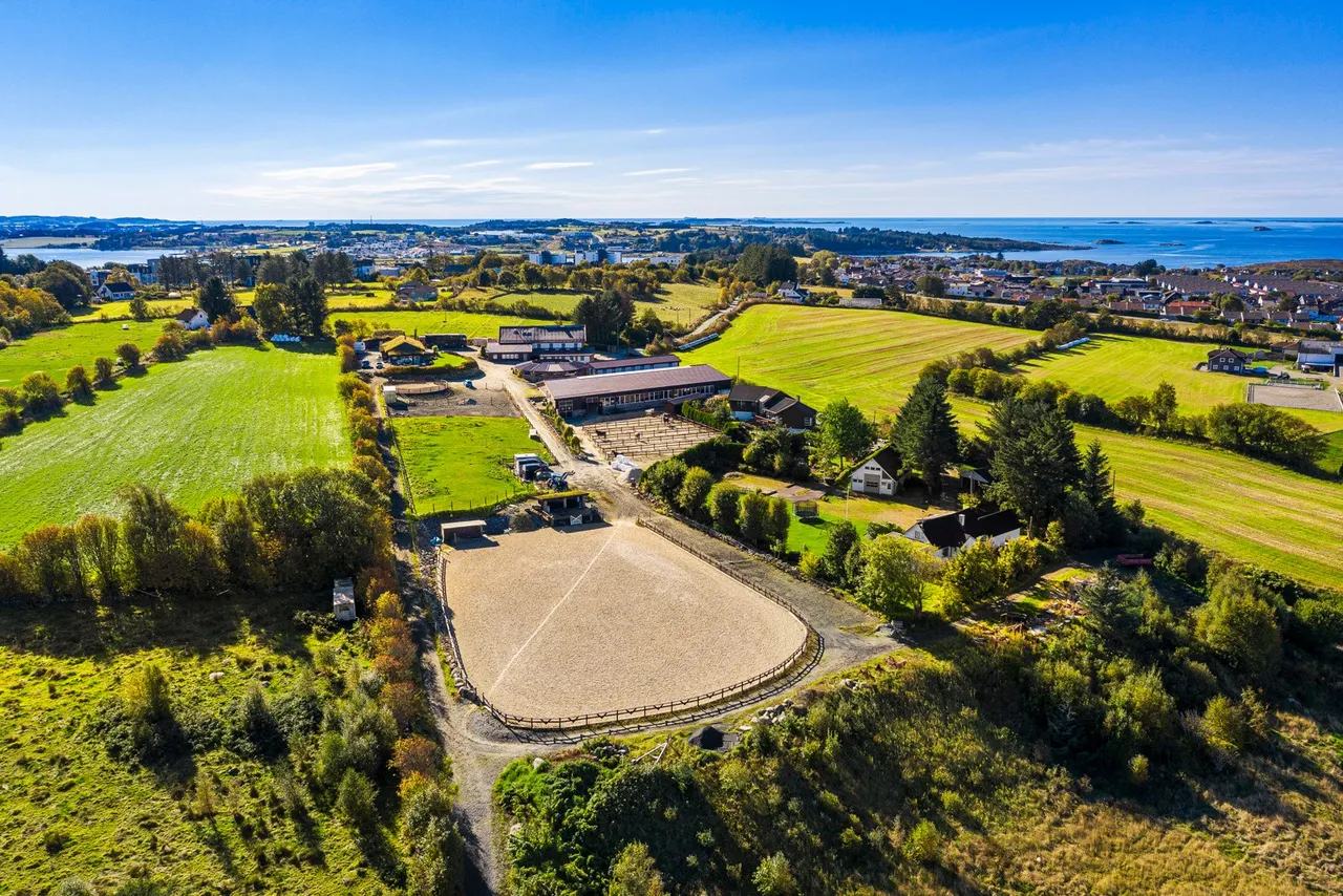En praktfull eiendom på Hafrsfjord. Enebolig, anneks, staller, ridehall ...