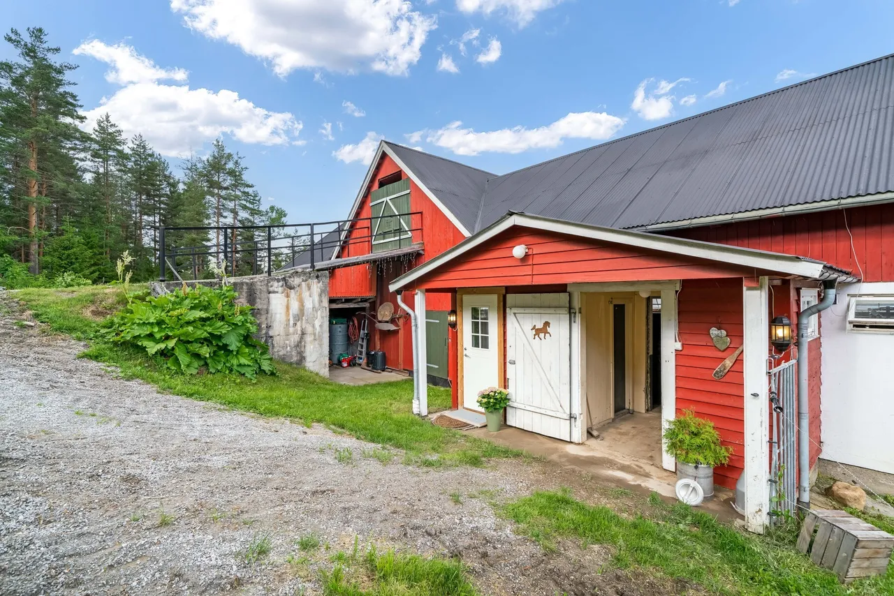 Idyllisk beliggende småbruk med bolig, dobbel carport, stabbur, låve og uthus. Mulighet for ...