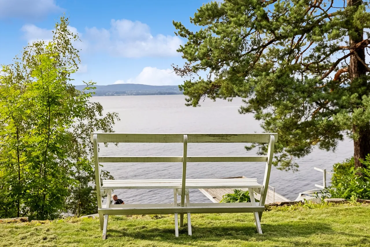 Unik eiendom m/25m strandlinje, privat brygge og båtbøye- Meget solrikt ...
