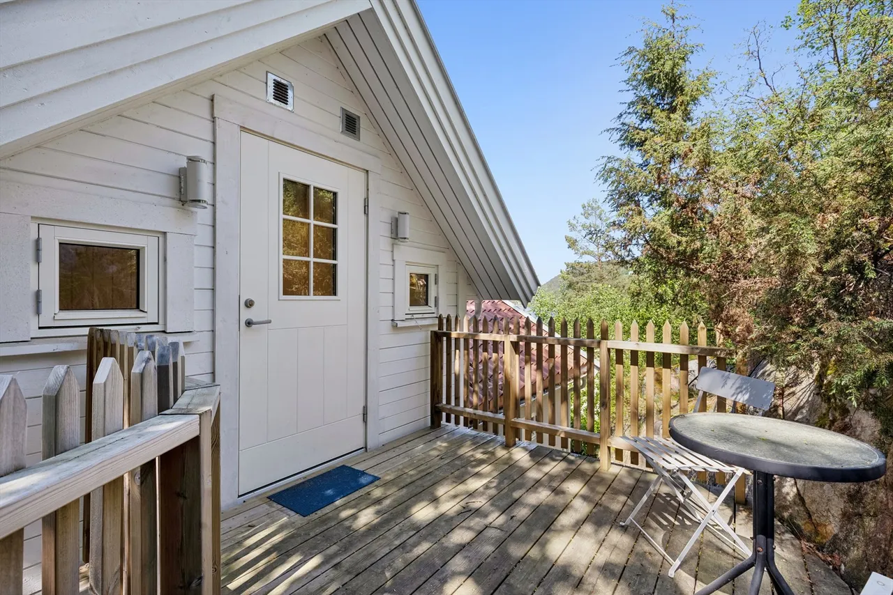 Unik eiendom m/25m strandlinje, privat brygge og båtbøye- Meget solrikt ...