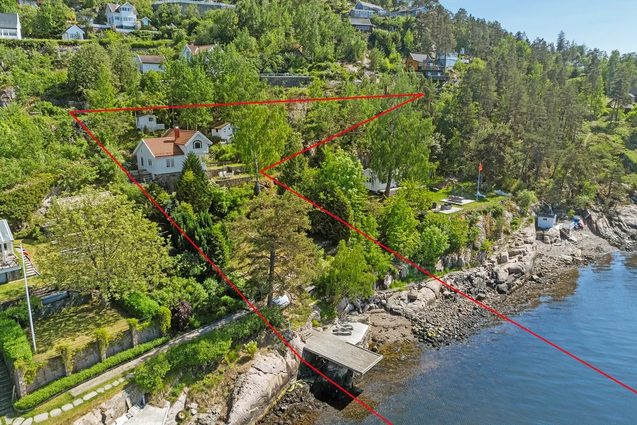 Unik eiendom m/25m strandlinje, privat brygge og båtbøye- Meget solrikt ...