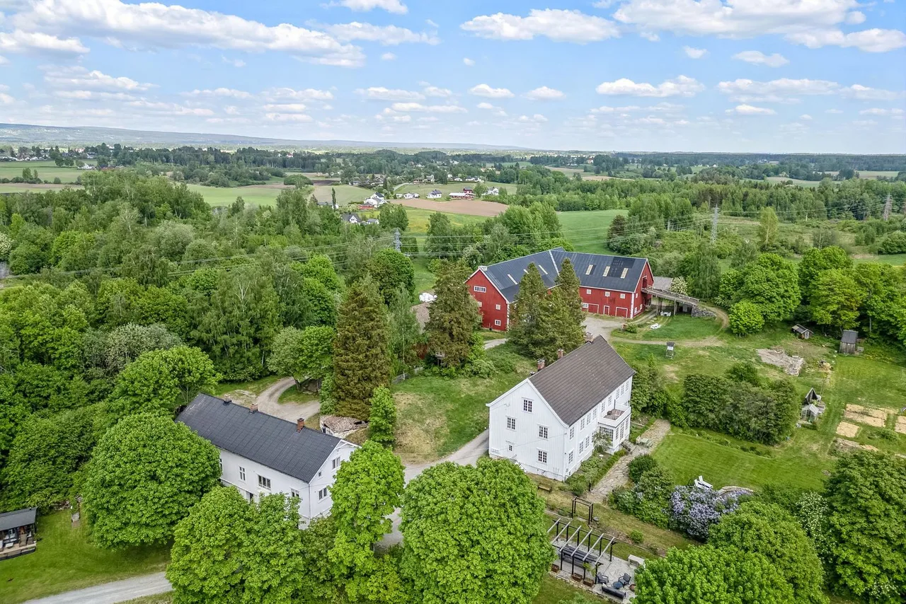 Herskapelig gårdsbruk på 354 daa, unik sjanse! Velholdt våningshus ...