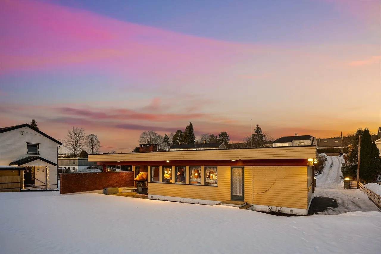 Sjeldent atriumhus på 177 m² BRA | Ett plan | Mod.behov | Stor, solrik ...