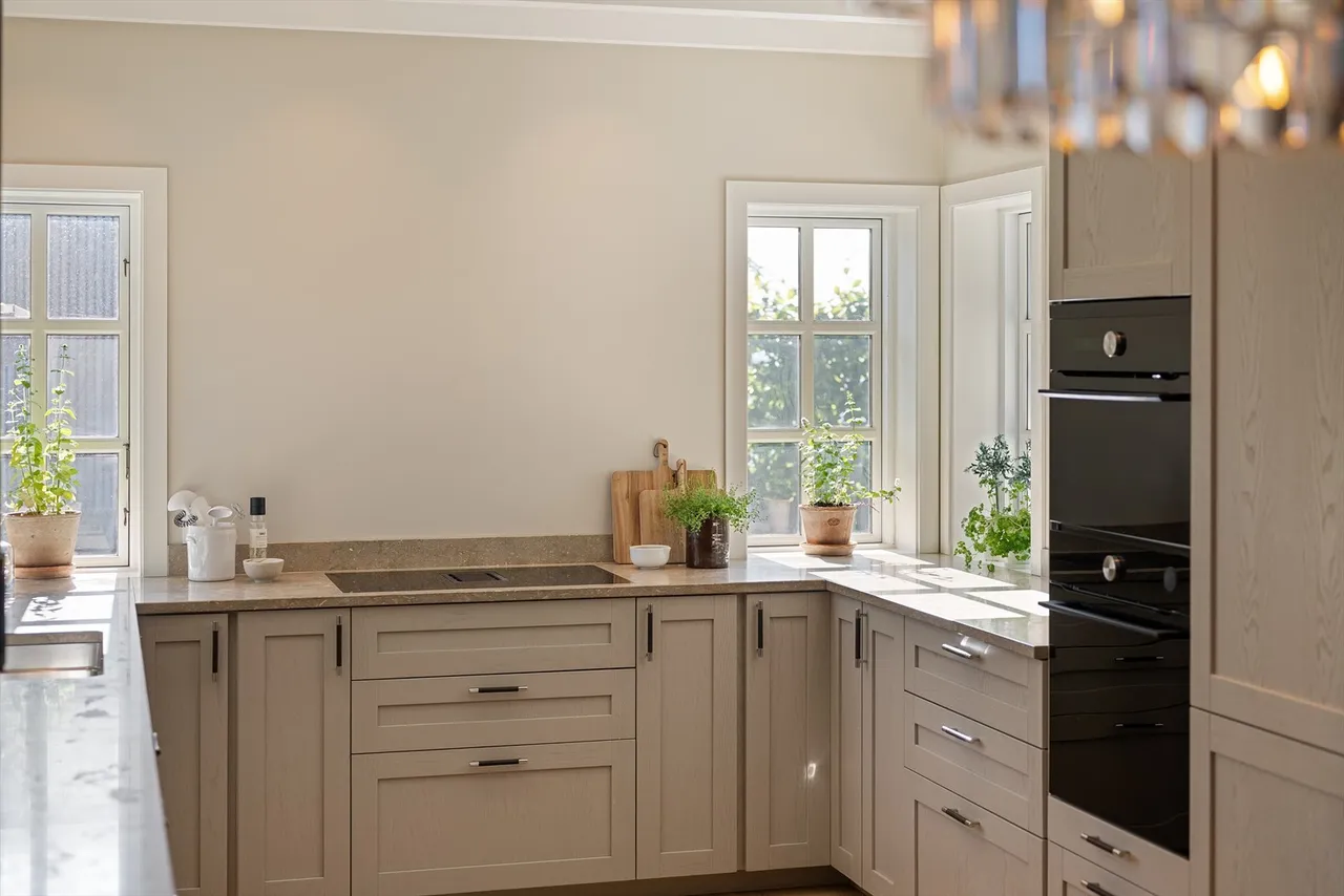 Park, strender og Kongeskogen. Stor, lun villa med sjelden beliggenhet ...