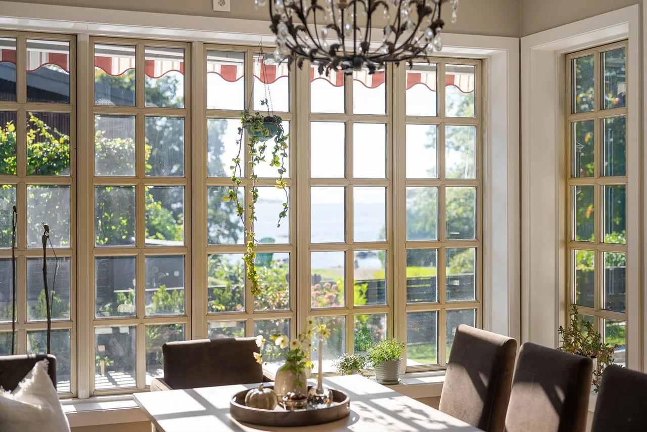 Park, strender og Kongeskogen. Stor, lun villa med sjelden beliggenhet ...