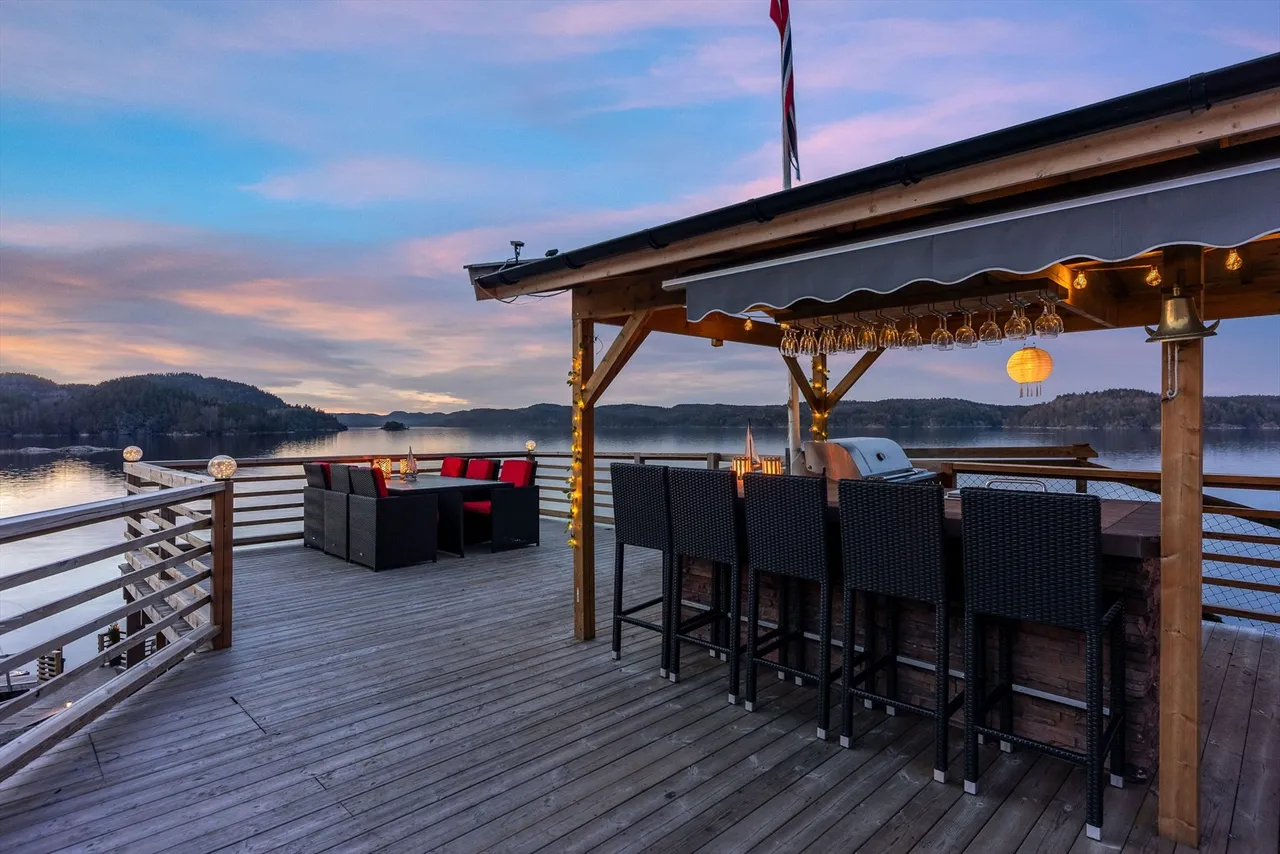 Sjelden mulighet! Hytte med selveiertomt på øy - brygge, uteplass og ...