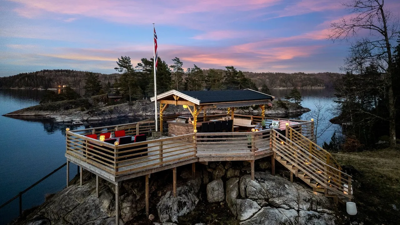 Sjelden mulighet! Hytte med selveiertomt på øy - brygge, uteplass og ...