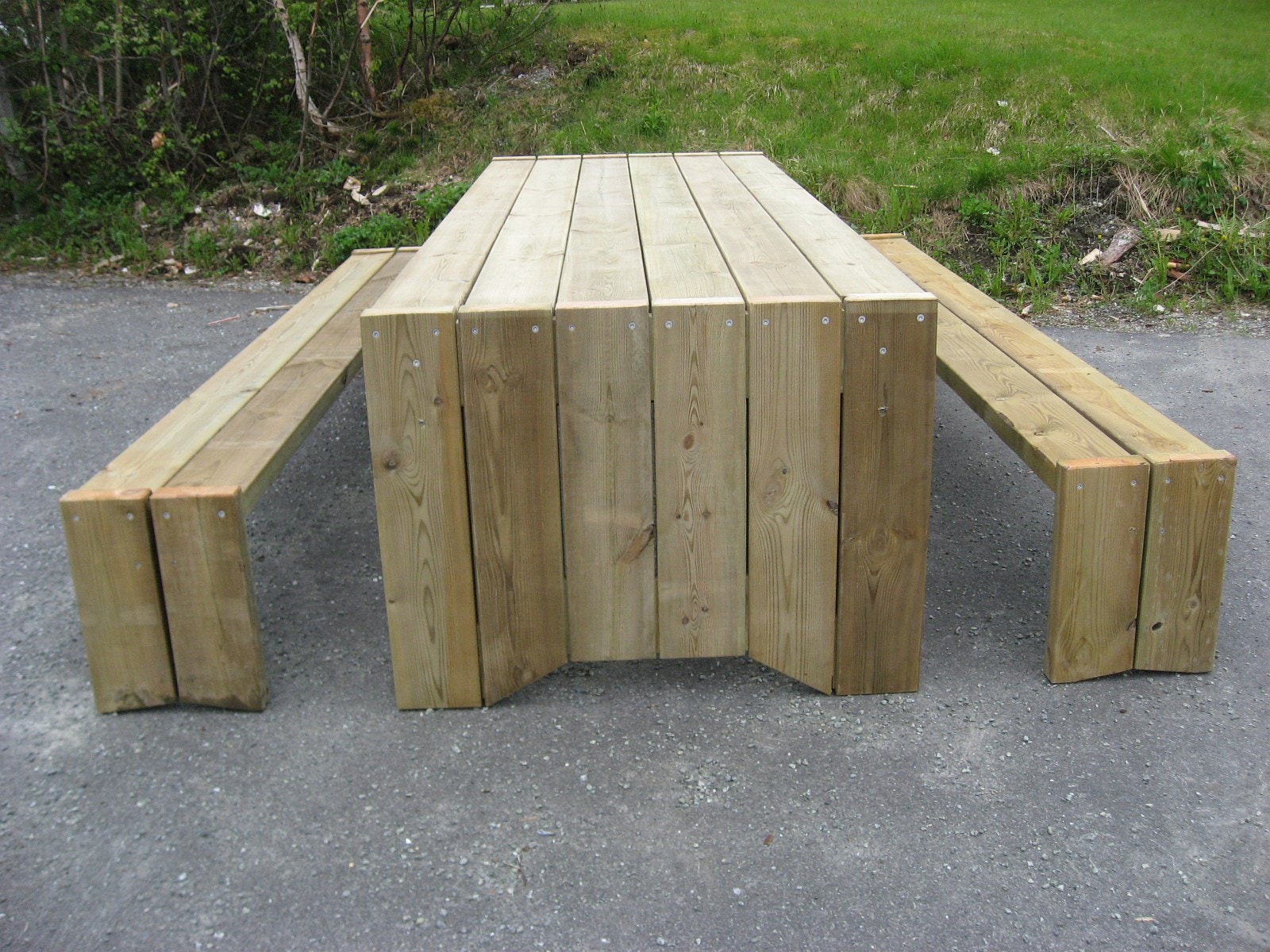 Bord og benker i kraftig materiale, utemøbler. | FINN-torget