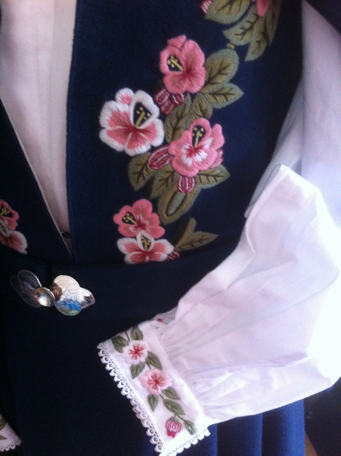 🌸 NY Lierbunad med veske, stoffbelte, skjorte og cape | FINN-torget