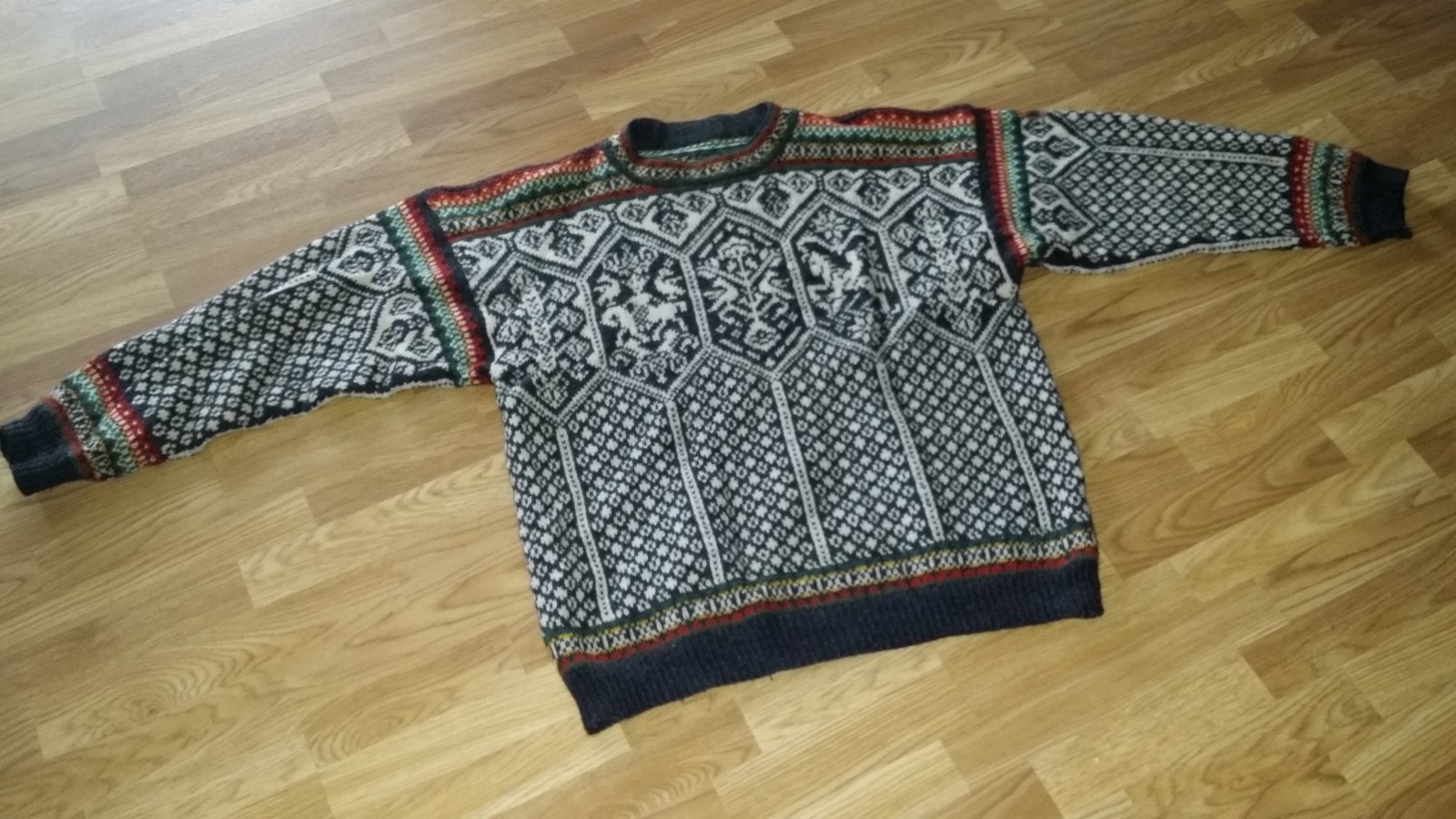 Norske hjemmestrikkede lusekofter, gensere | FINN.no