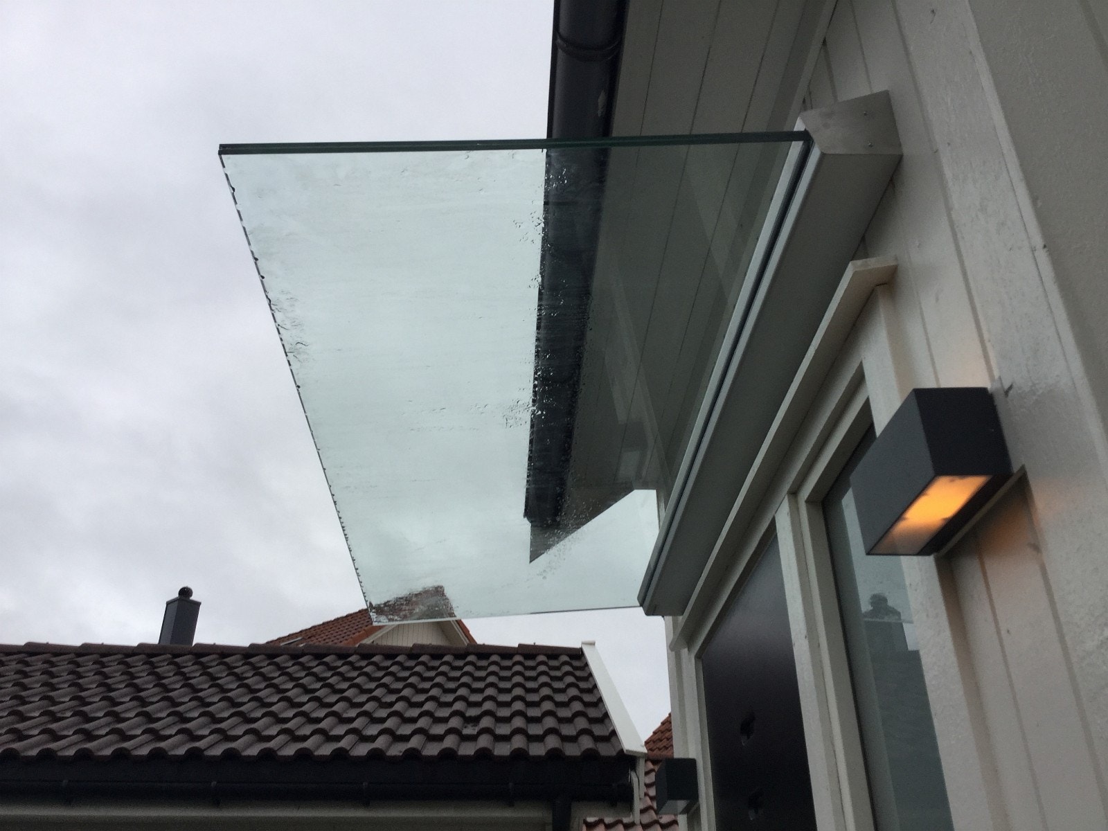 Glasstak, glassbaldakin, tak over butikksvindu. | FINN.no