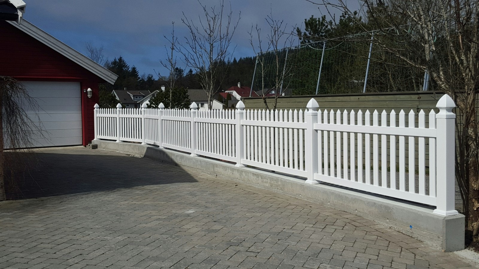 Vedlikeholdsfritt PVC gjerde, rekkverk, levegg, port | FINN-torget
