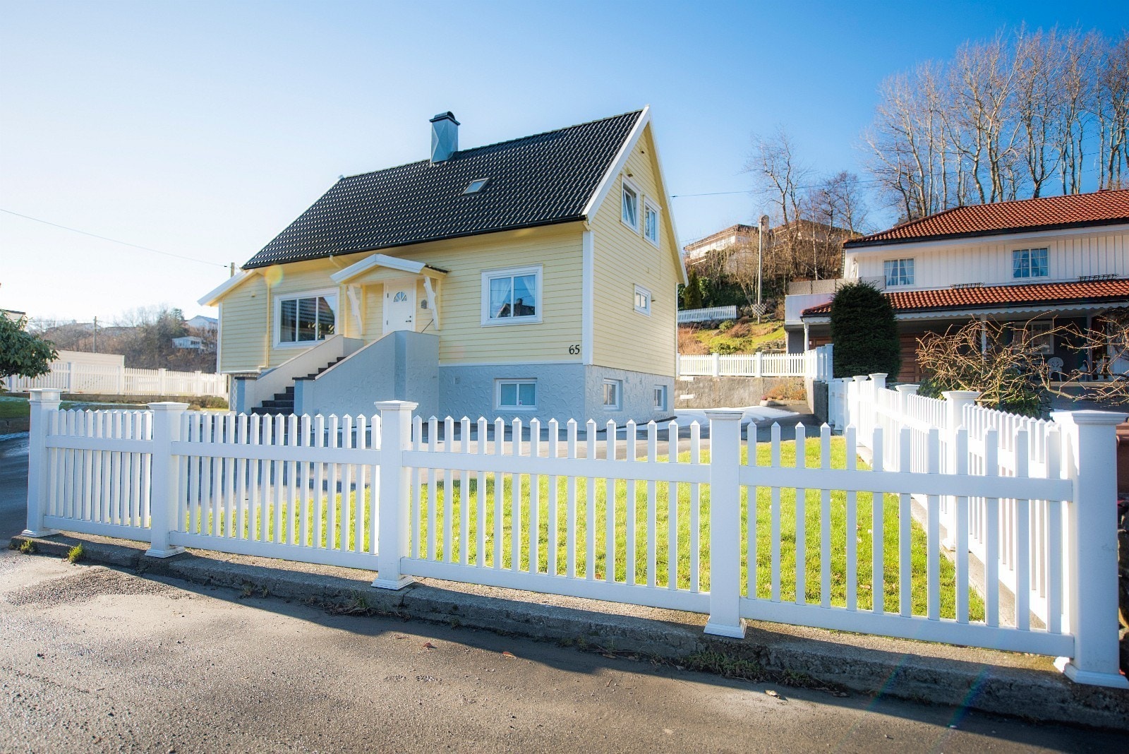 Vedlikeholdsfritt PVC gjerde, levegg, rekkverk, port mm. | FINN-torget