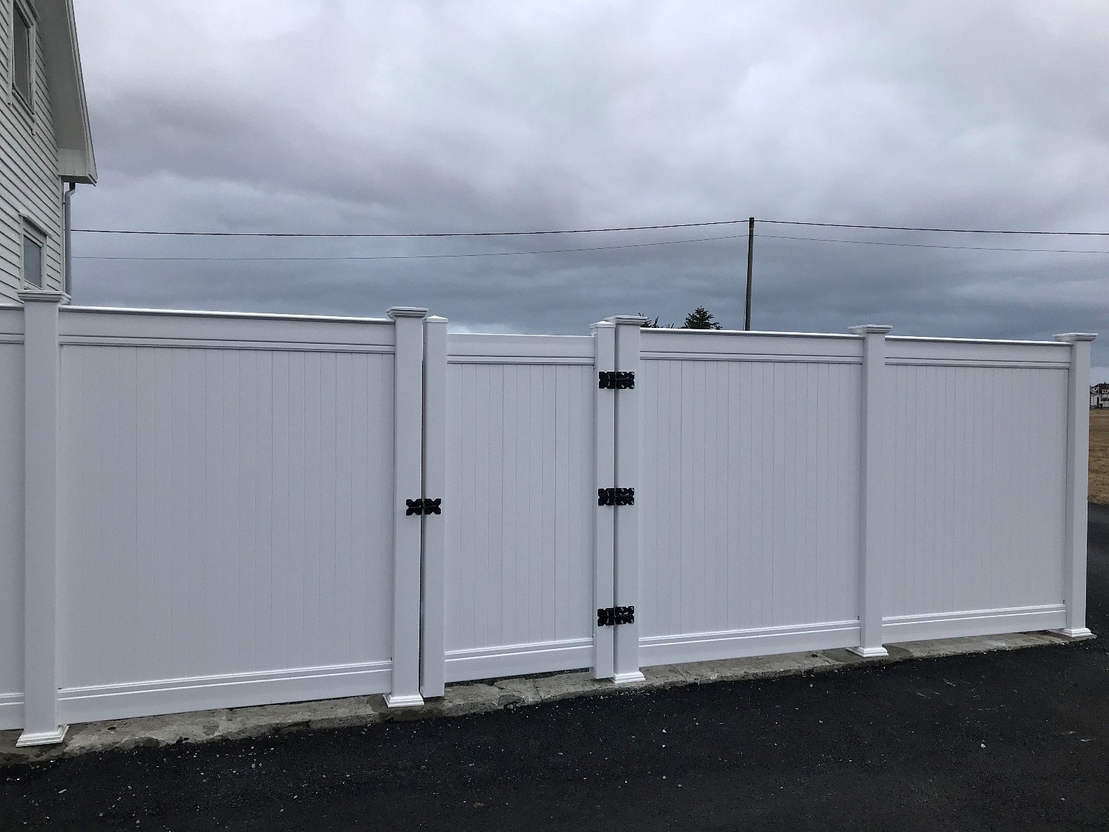 Vedlikeholdsfritt PVC gjerde, rekkverk, levegg, port | FINN torget