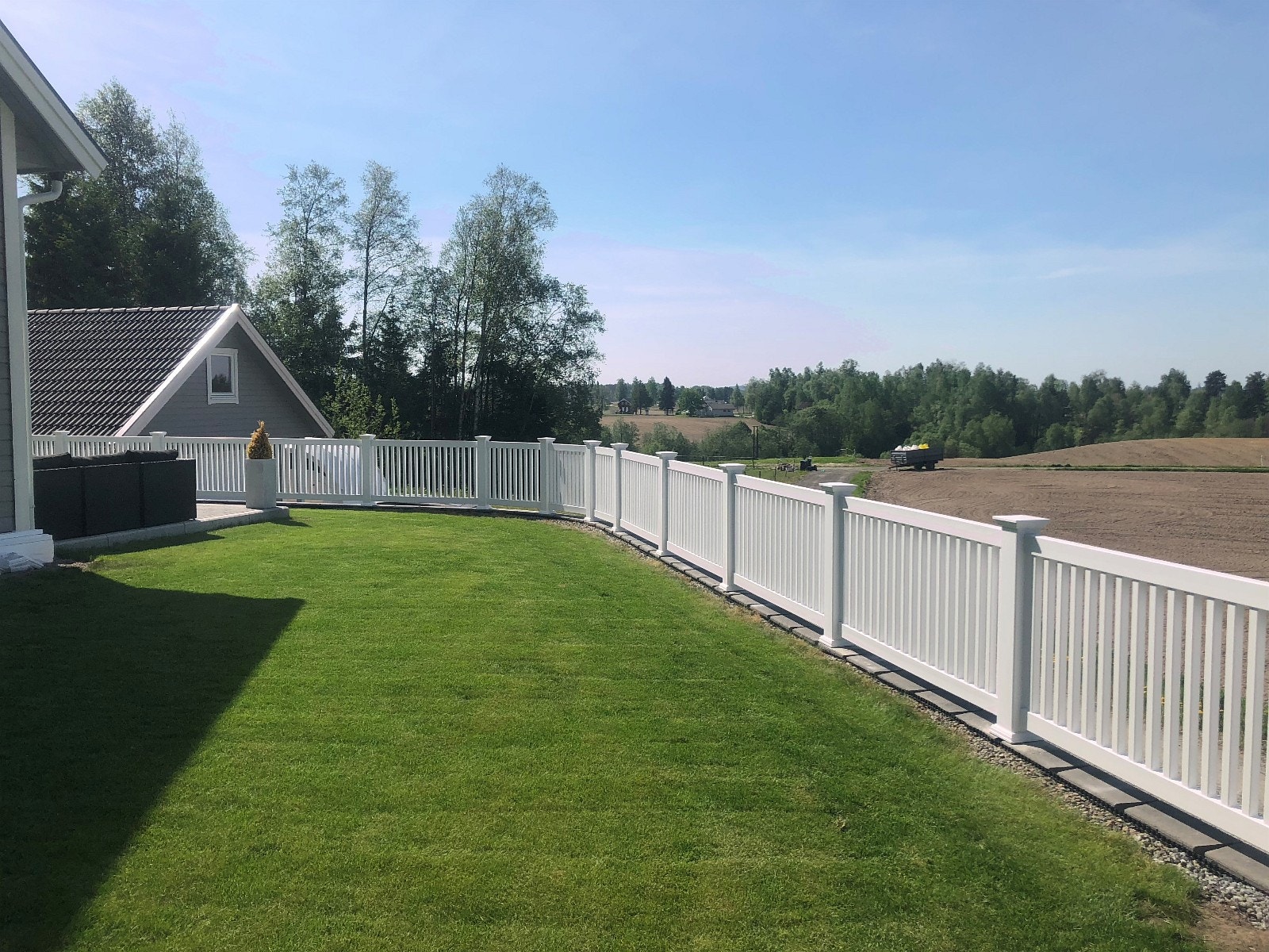 Vedlikeholdsfritt PVC gjerde, rekkverk, levegg, port | FINN-torget