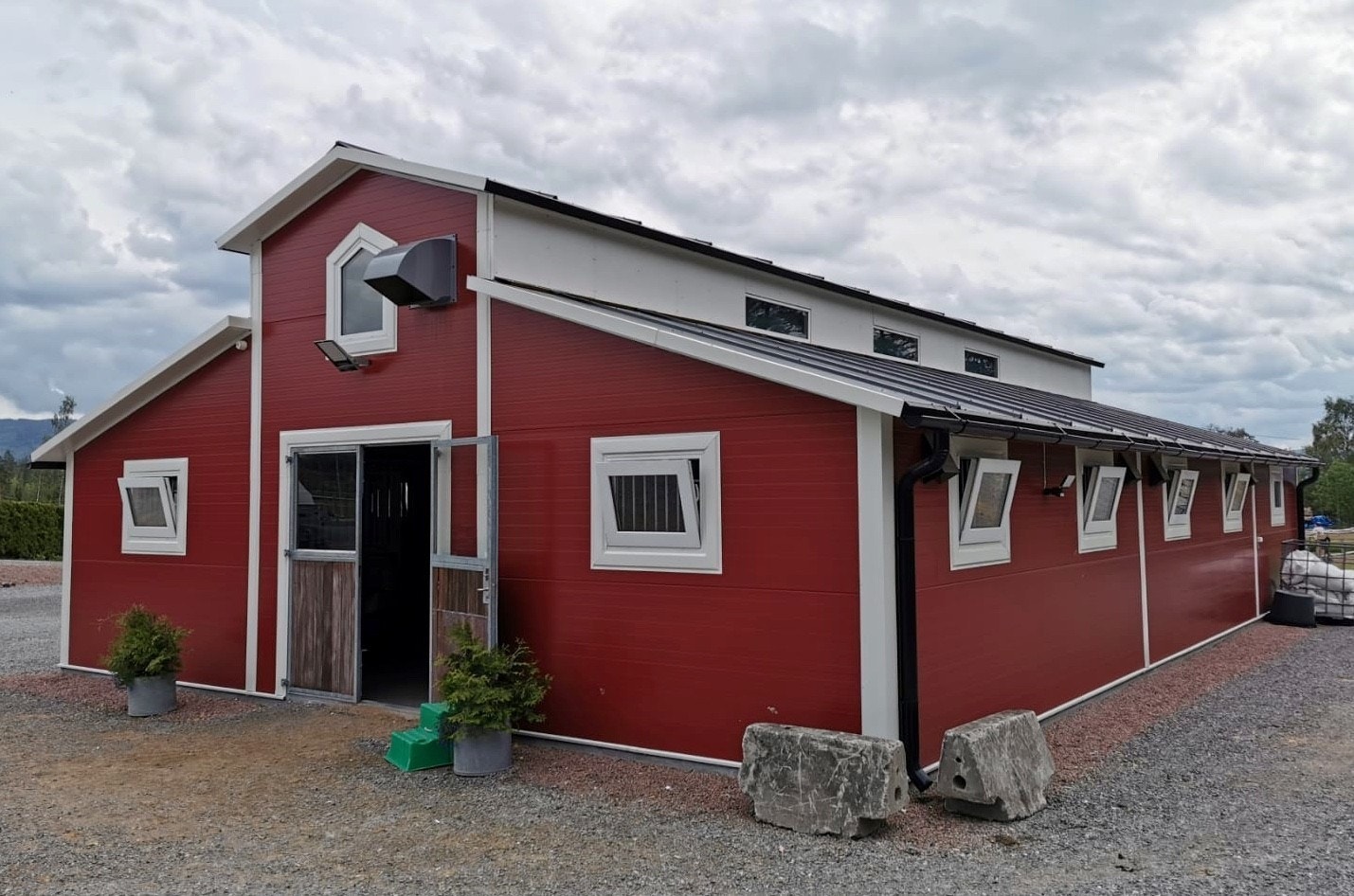 STALL - STALLSYSTEM - STALLBYGG - TRE / SANDWICH | FINN-torget