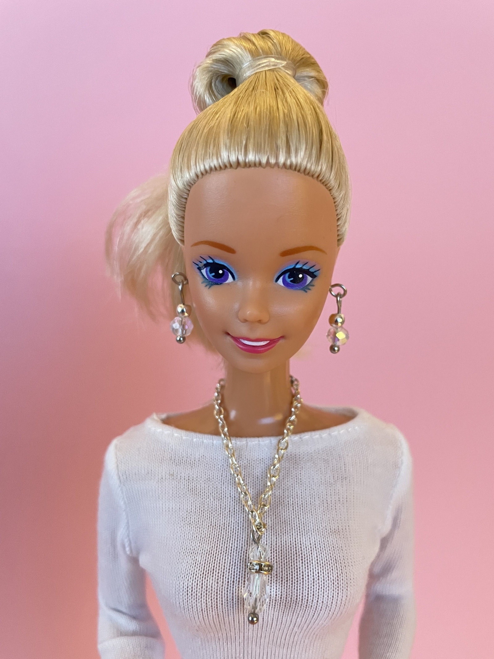 Håndlagde smykker til Barbie og Fashion dukker | FINN.no