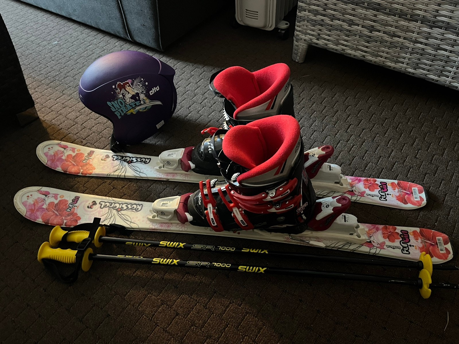 Komplett sett - alpinski - slalomsko - staver og hjelm til jente | FINN.no