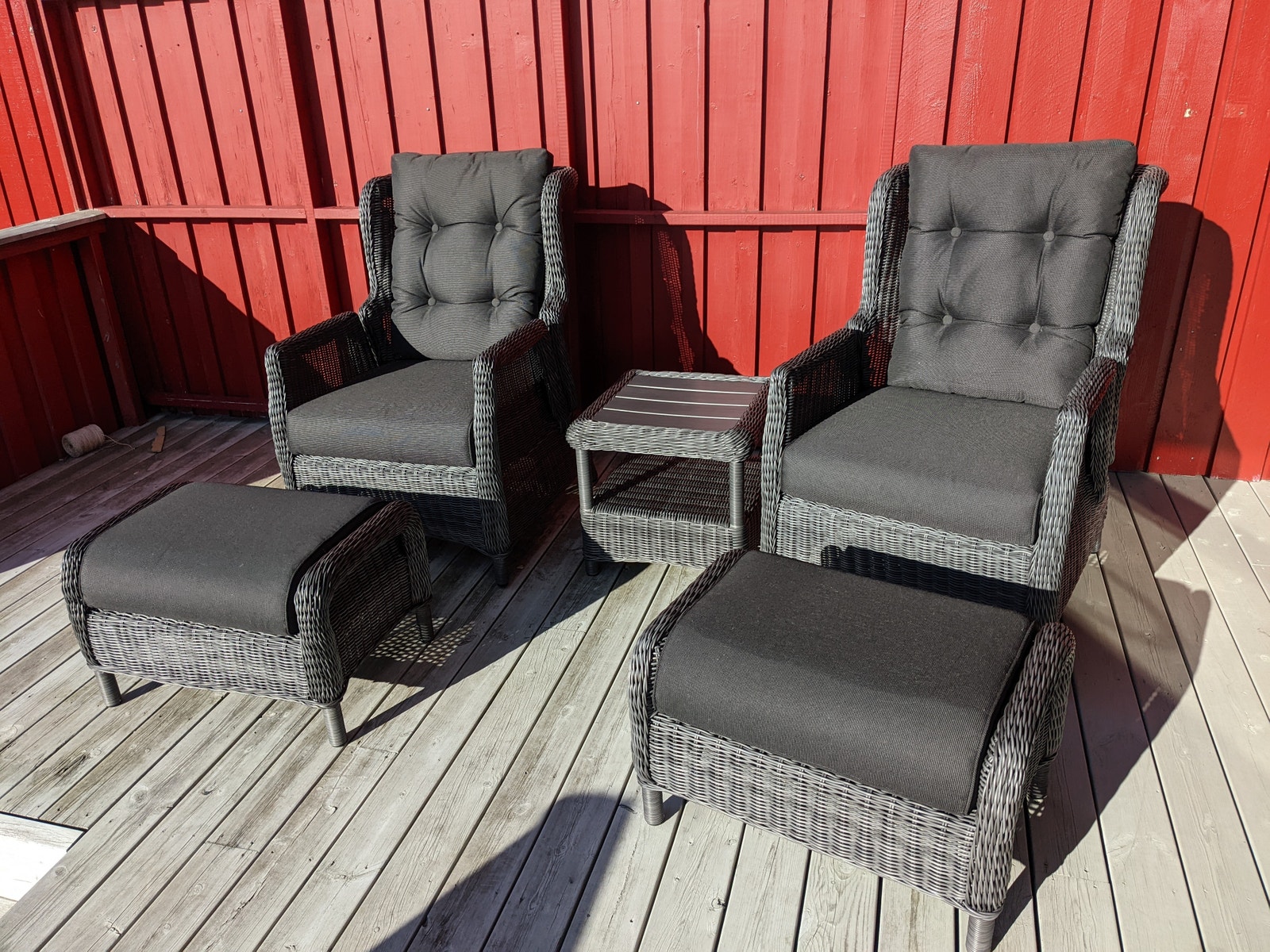 Rotting hagemøbler, 2 recliner med fotskammel + et bord. | FINN.no