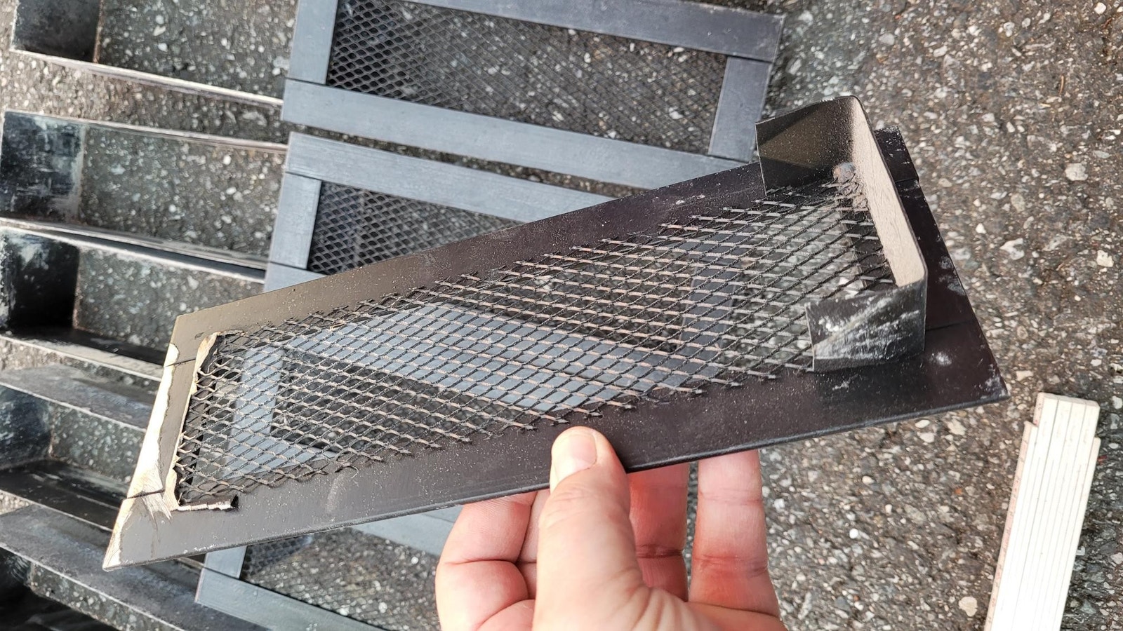 2stk. lufteventiler / lufterister i flatjern med innmuringskasetter for ...