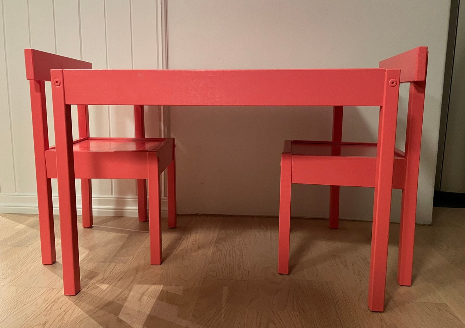 Rosa barnebord og to stoler | FINN.no