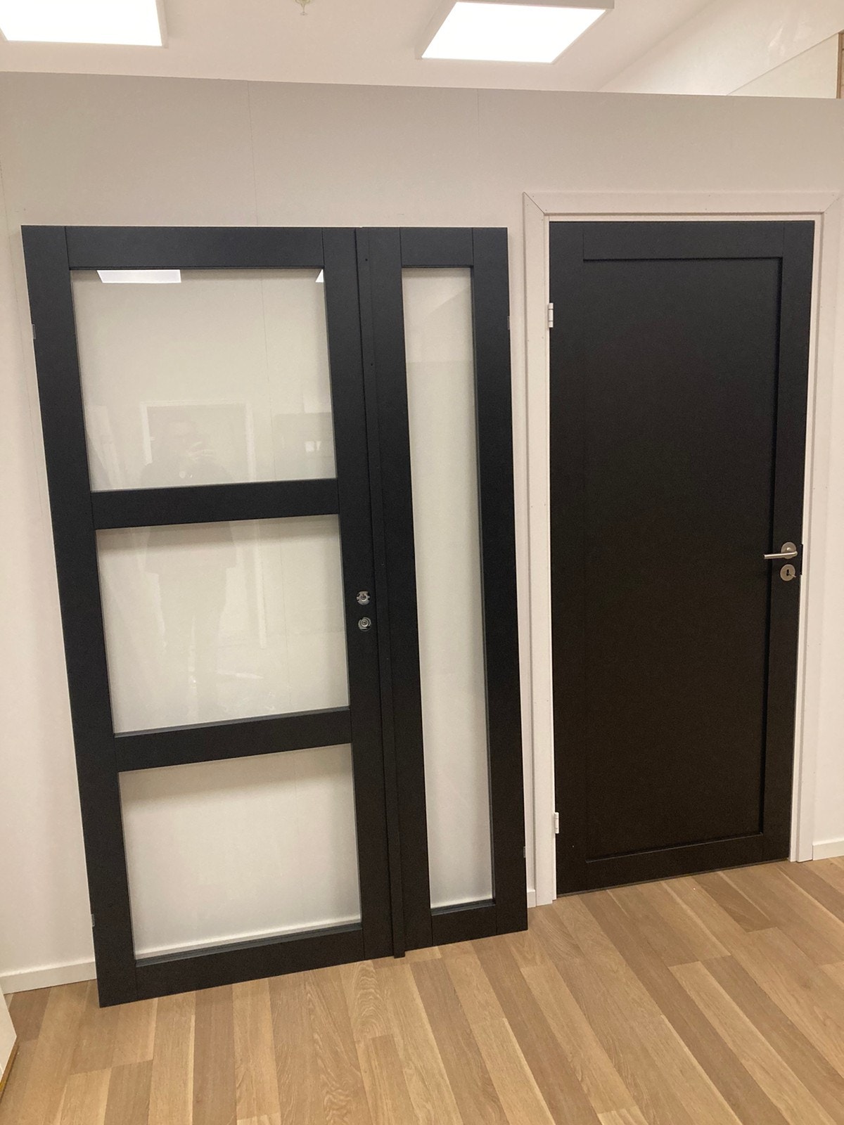 Dempet sort innerdør glass 2 fløyet / sidefelt glass | FINN-torget