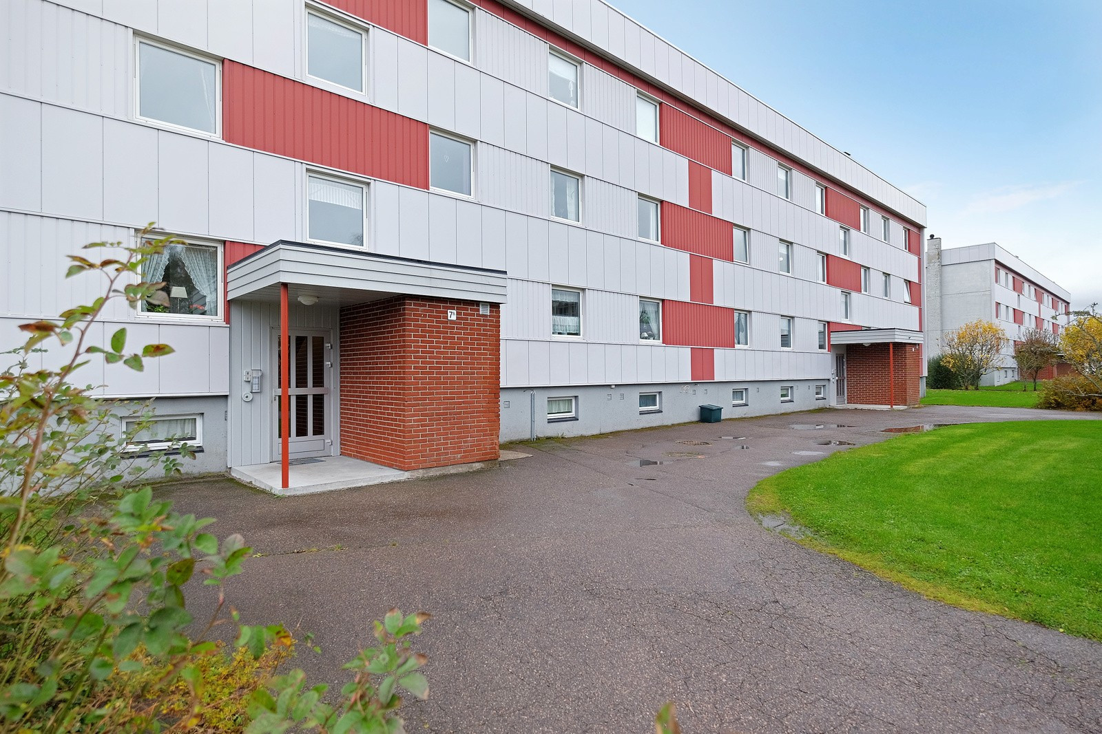 Trivelig 2-roms i 1. etasje med en stor, solrik og innglasset balkong ... Trivelig 2-roms i 1. etasje med en stor, solrik og innglasset balkong ...