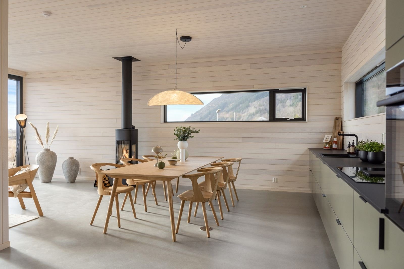 Lys og luftig arkitekttegnet hytte ved sjøkanten - Eksklusive ...