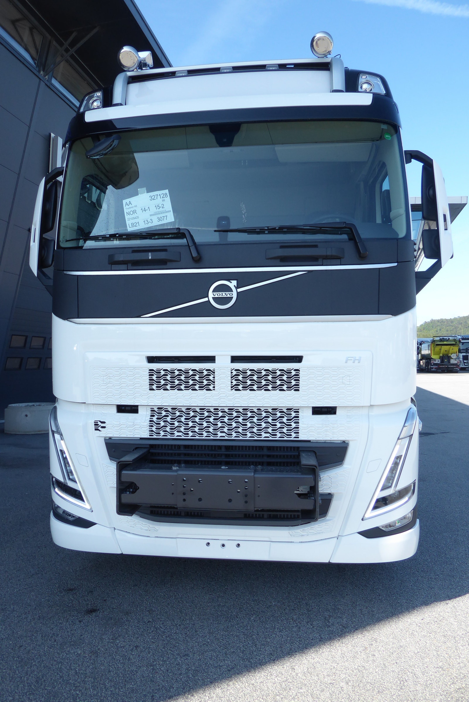Volvo FH 540 8x2 med Effer 685 Kran og ARKA lastekasse | FINN.no
