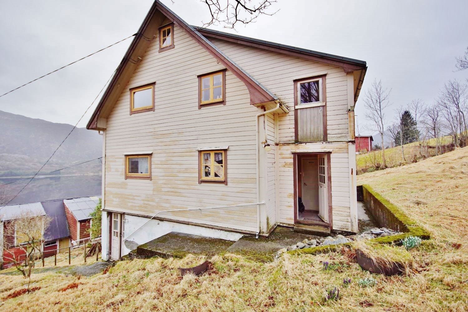 NY PRIS! Småbruk i Bremanger med flott utsikt over Dalevatnet. Ingen ...