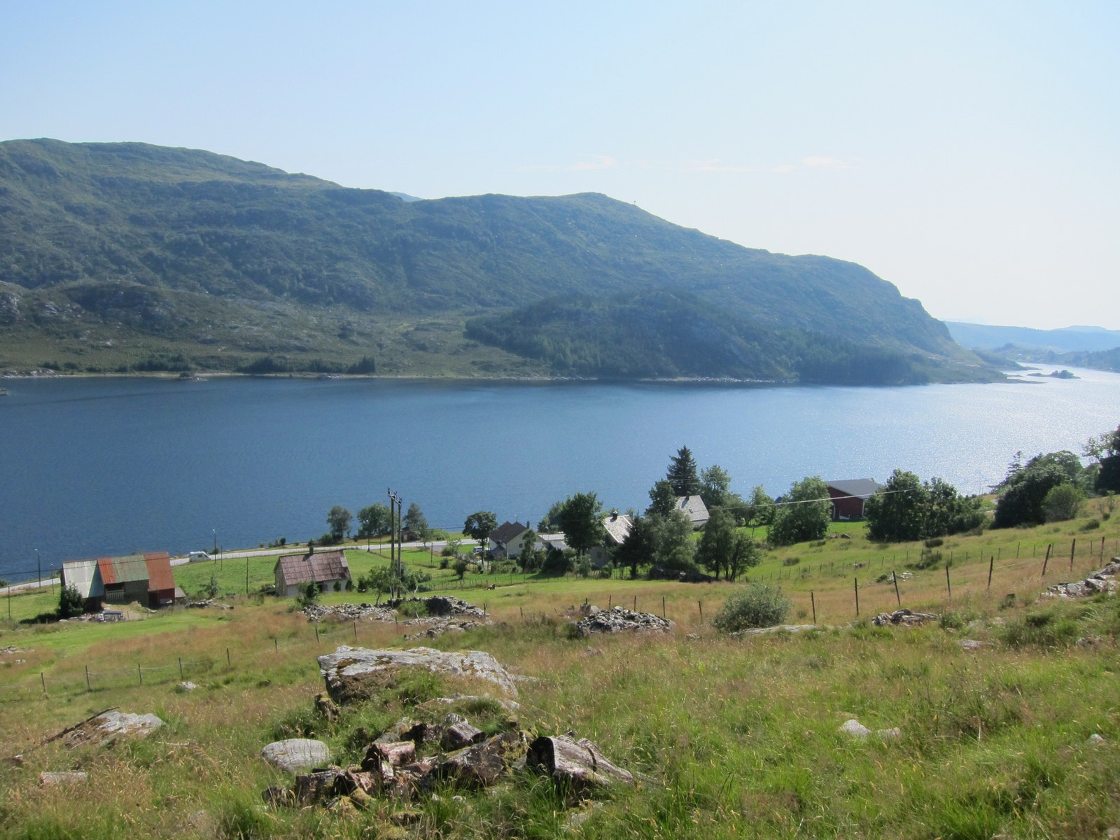 NY PRIS! Småbruk i Bremanger med flott utsikt over Dalevatnet. Ingen ...