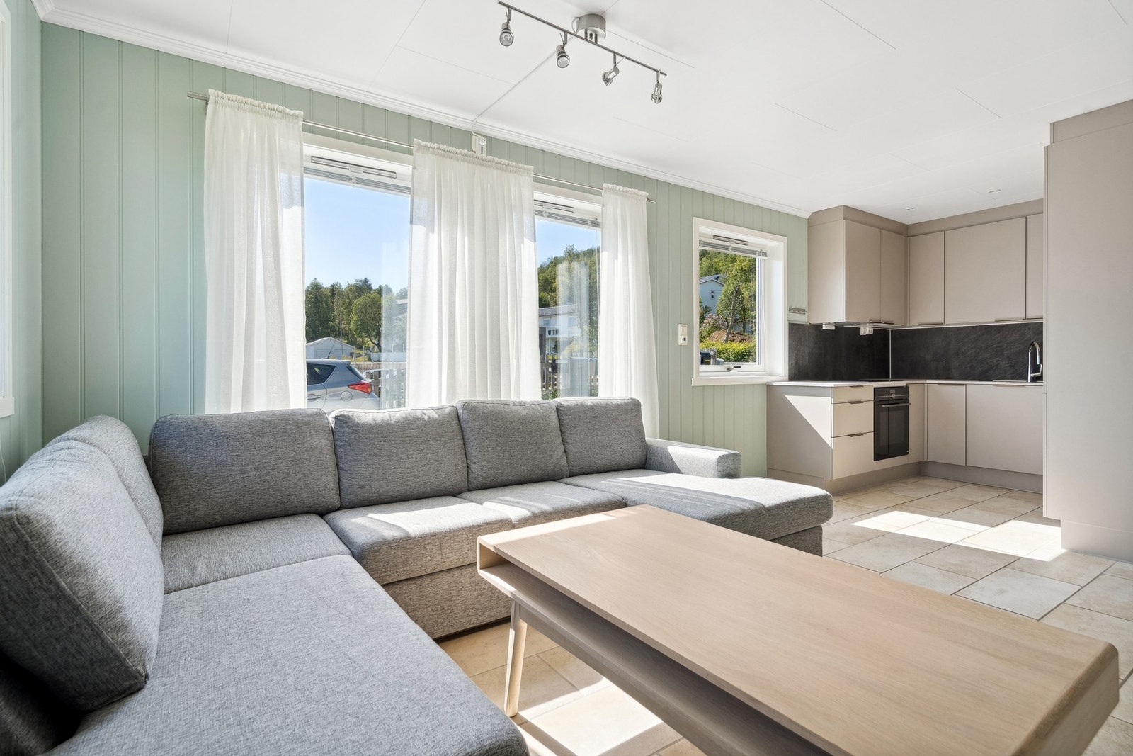 Kjedet bolig på et plan med parkeringsplass og noe renovert de senere år. Gangavstand til UNN ...