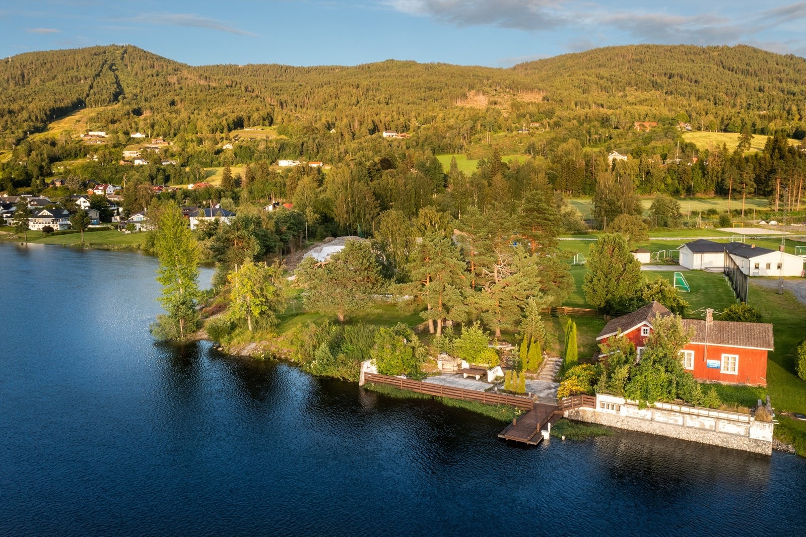 Solrik eiendom ved Tyrifjorden med strandlinje og egen brygge. Sjelden ...