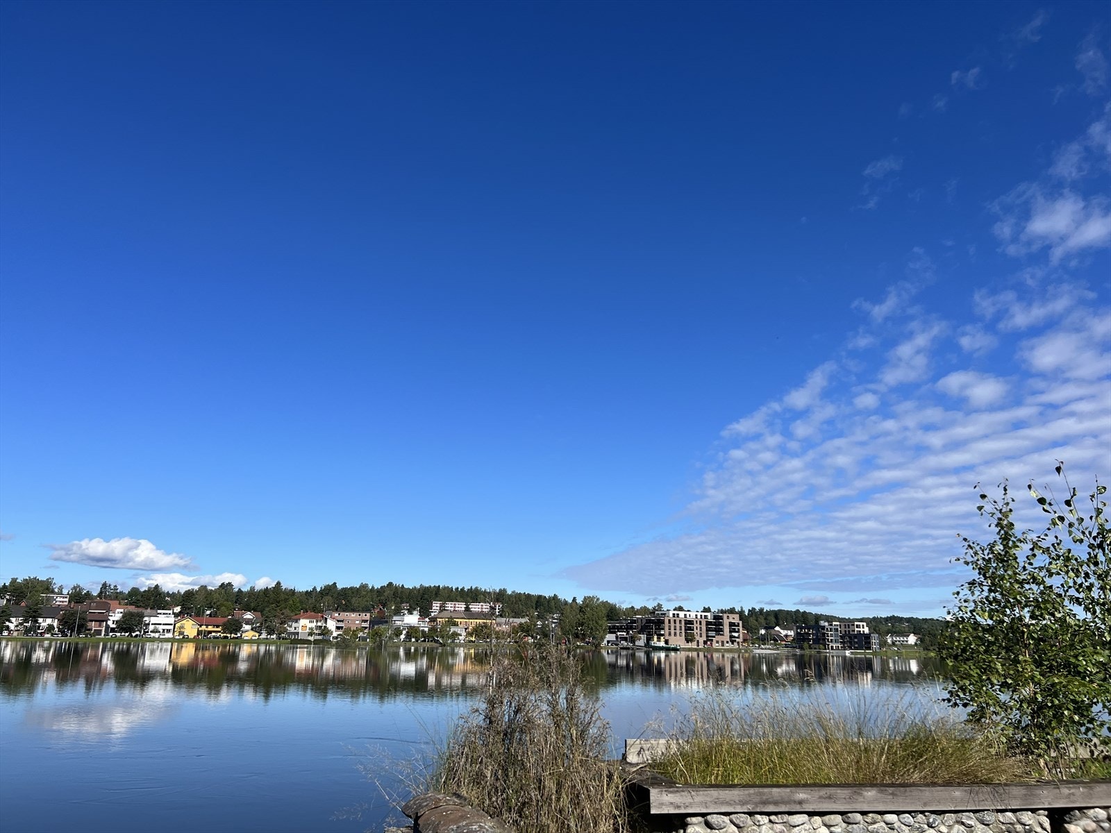 Solrik eiendom ved Tyrifjorden med strandlinje og egen brygge. Sjelden ...