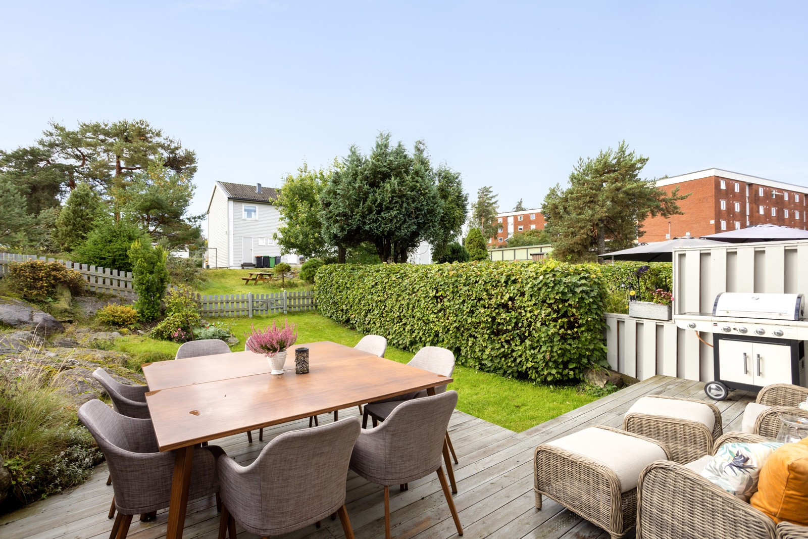 Pent oppusset enderekkehus med nydelig hage og romslig terrasse. - 3 ... Pent oppusset enderekkehus med nydelig hage og romslig terrasse. - 3 ...