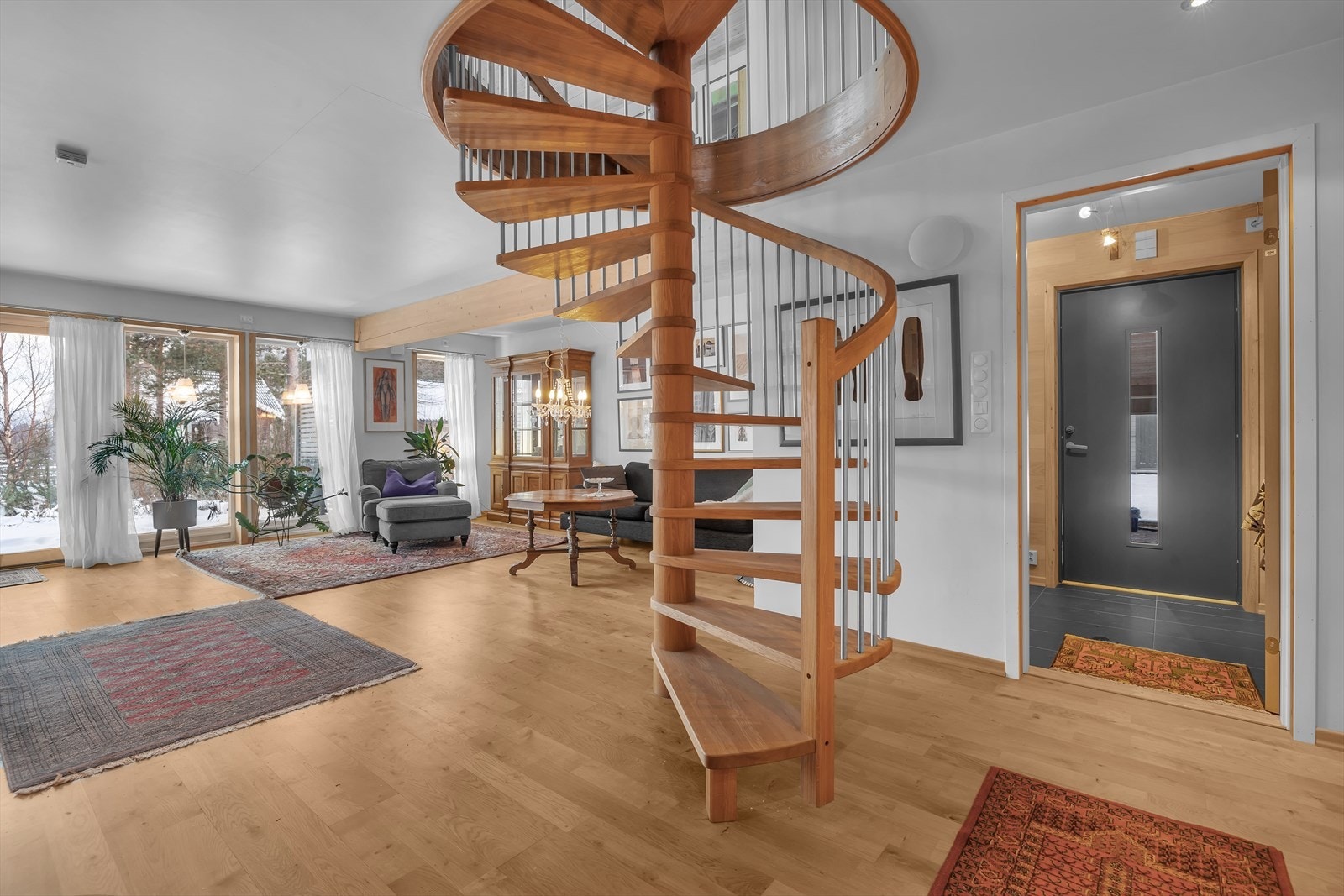 Særegen enebolig med flotte uteområder! - Hjem Eiendomsmegling