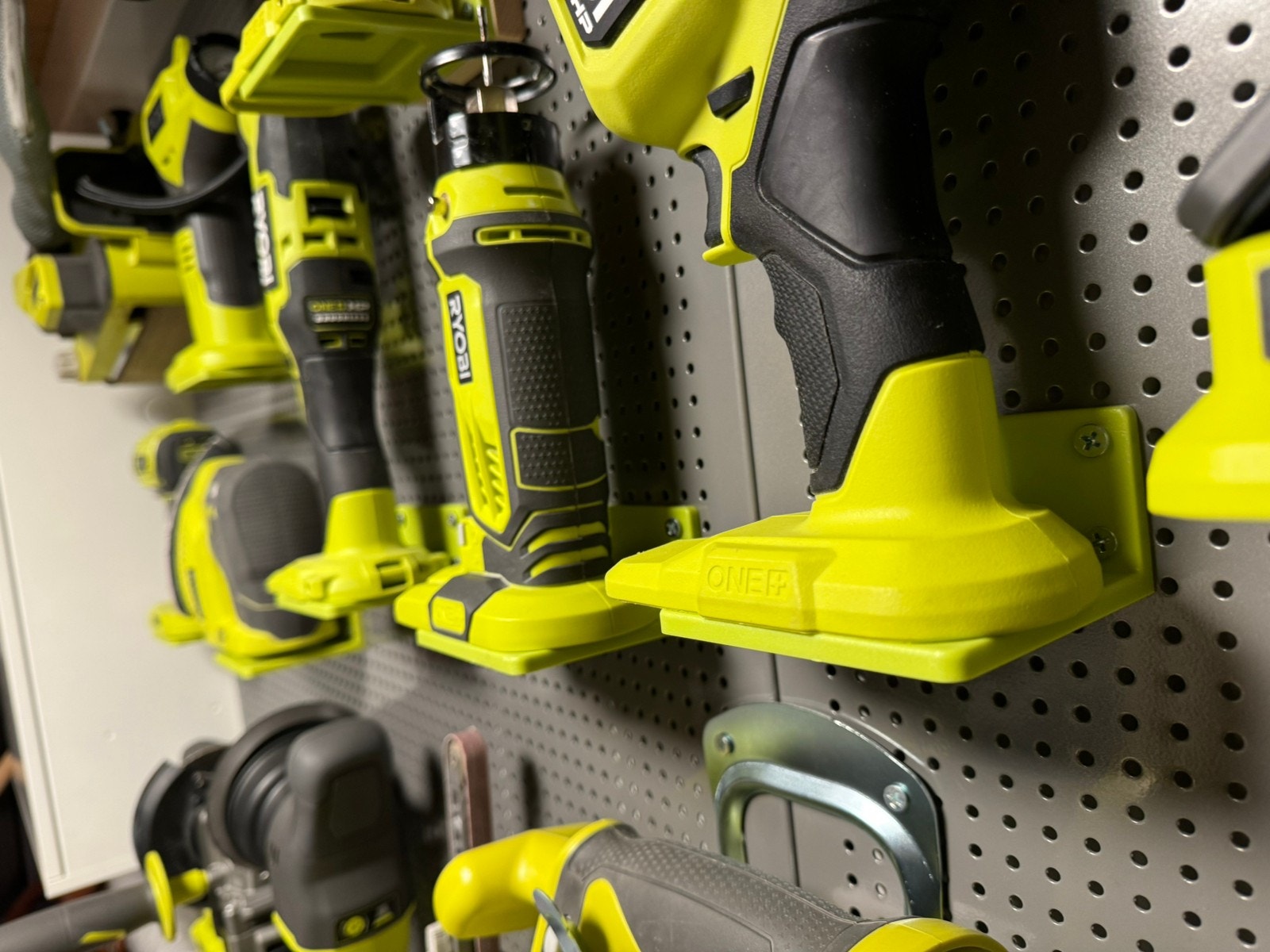 Ryobi Oppheng. 2 plater og oppheng for verktøy og batter | FINN-torget