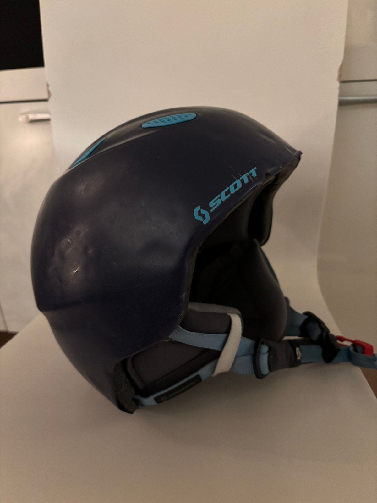 Skiutstyr alpint; twintip ski, staver, hjelm og slalom støvler. | FINN ...