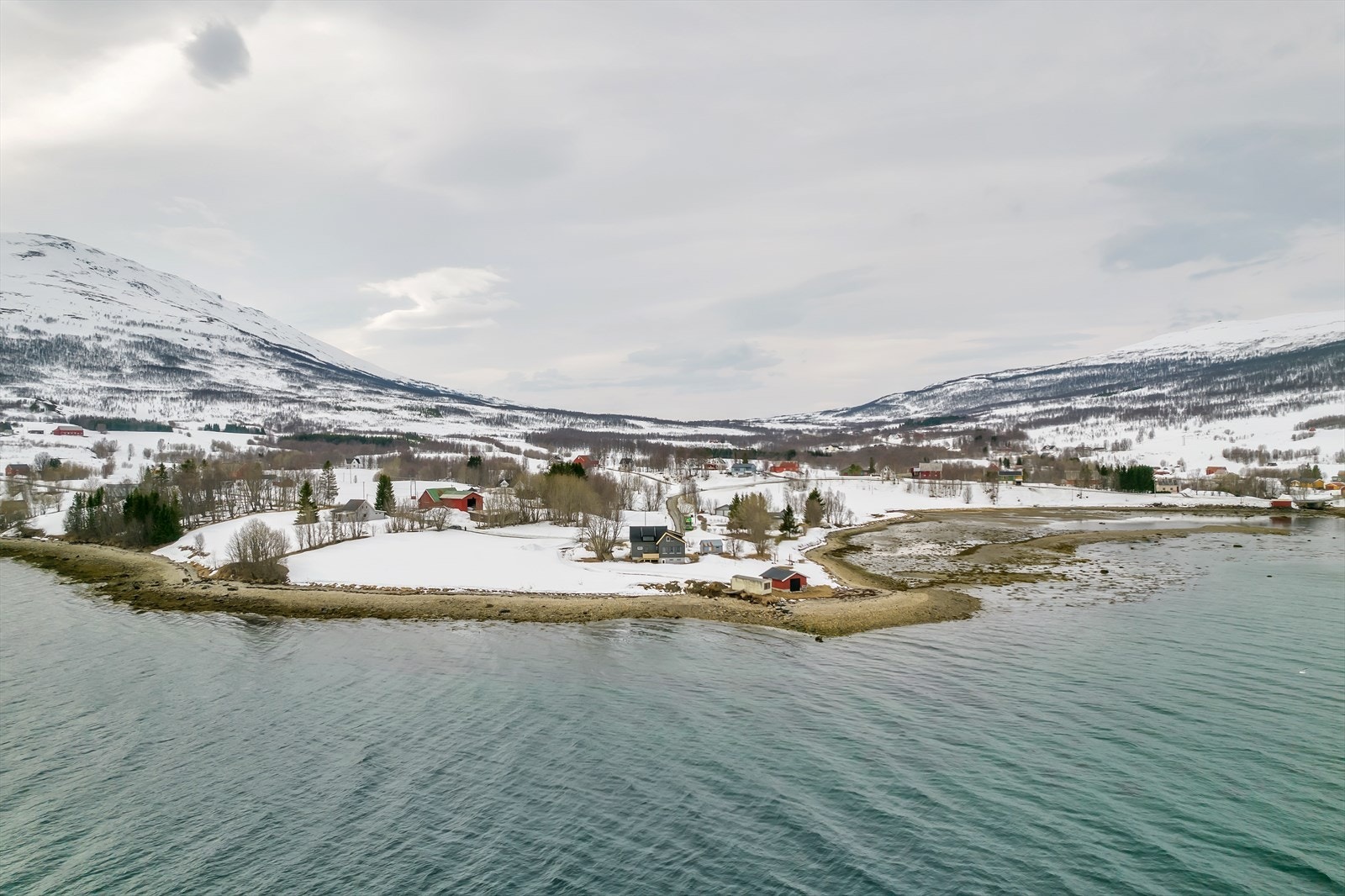 Idyllisk boligdrøm beliggende like ved fjorden! - Hjem Eiendomsmegling