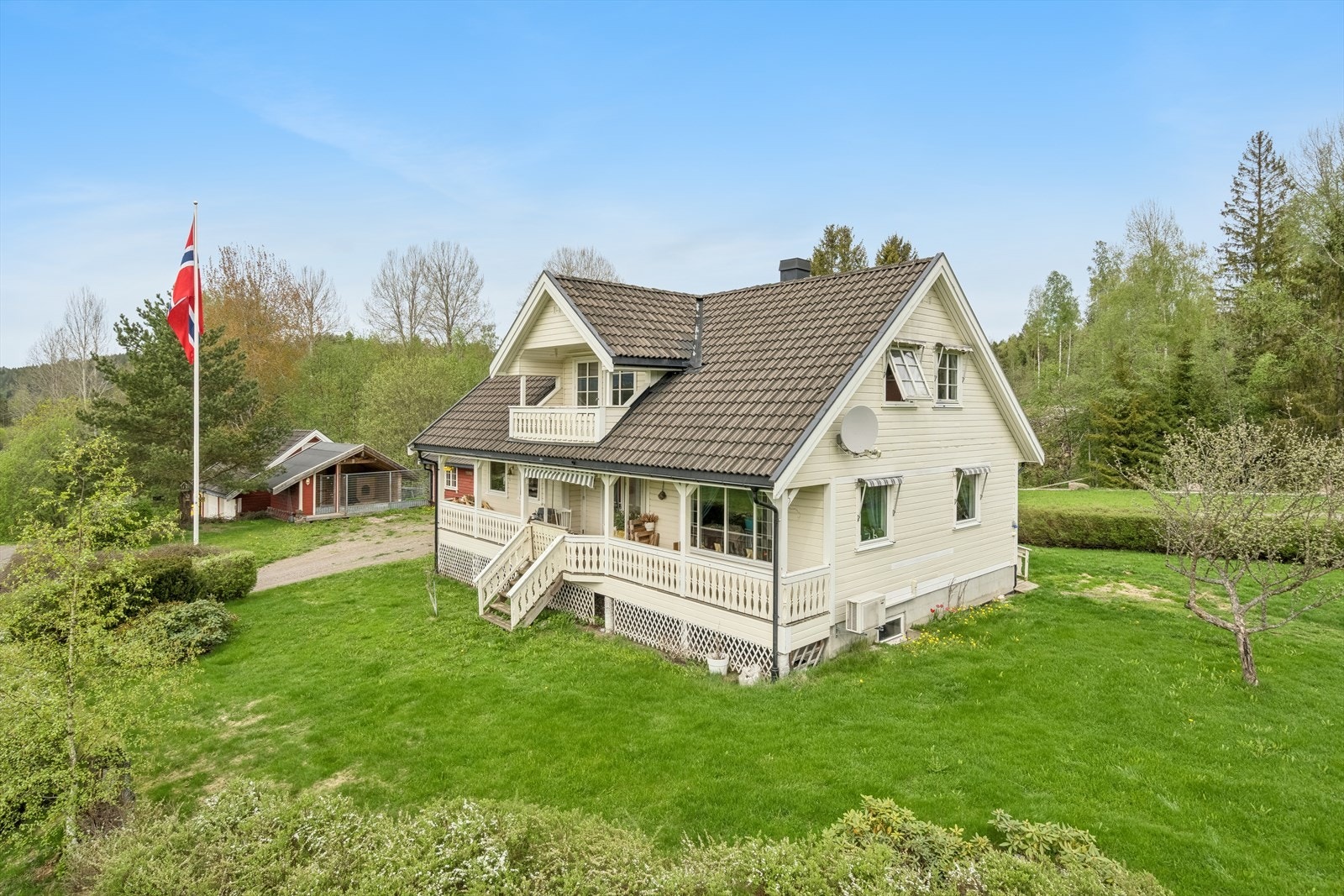 Visning 18/6 - Solrikt småbruk på ca 55 mål | Stall med 3 bokser og ...