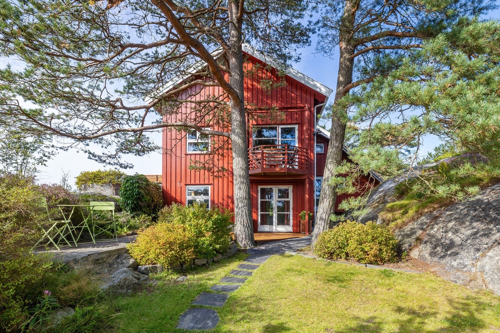 LANGHOLMSUND - Idyllisk landsted med praktfull tomt, lang strandlinje ...