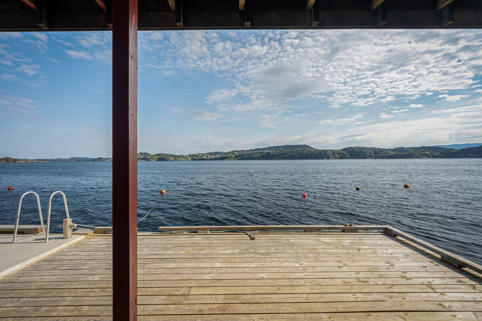 Herlig beliggende naust over to plan | Gode solforhold og sjø som ...