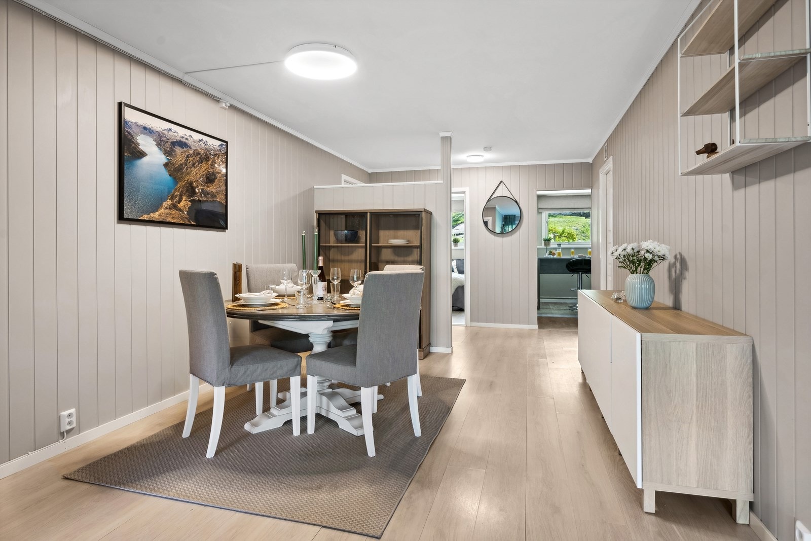 Stor 3-roms med god standard og fin planløsning, kun én trapp ned ...