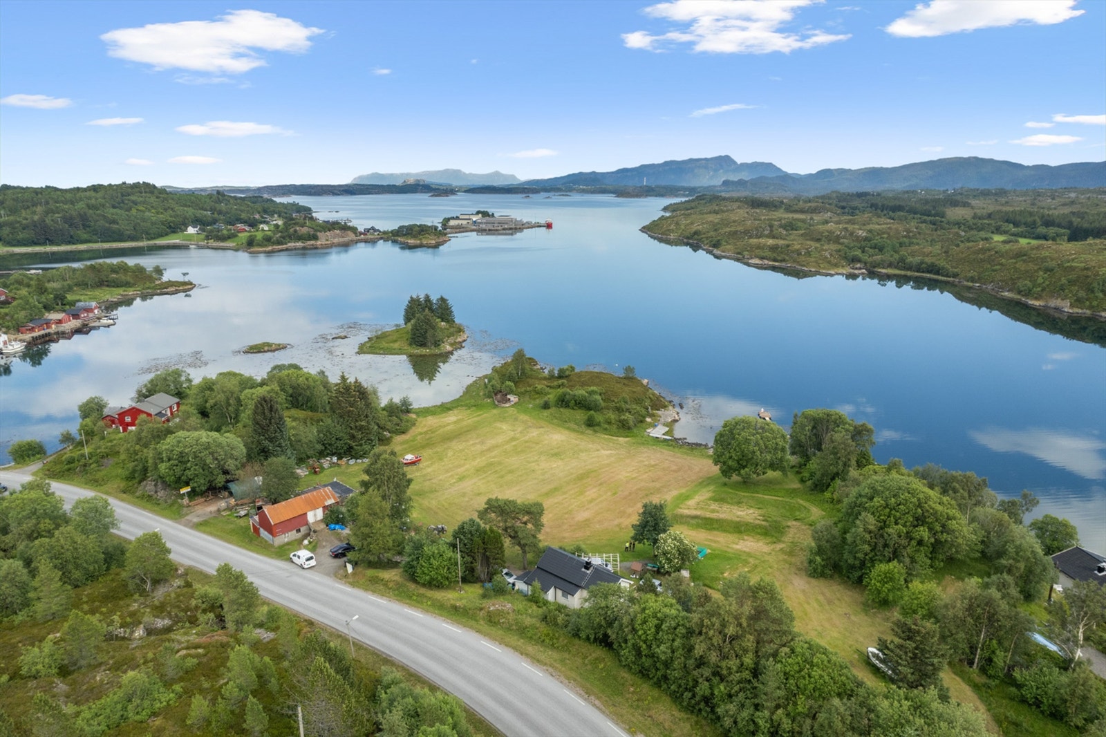 Idyllisk småbruk med 80 mål tomt, driftsbygning, egen privat ...