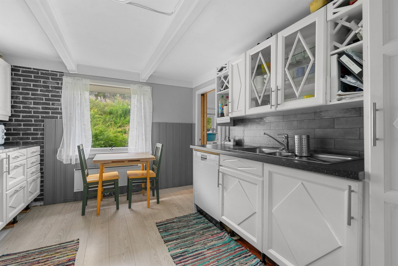 Idyllisk småbruk med 80 mål tomt, driftsbygning, egen privat ...